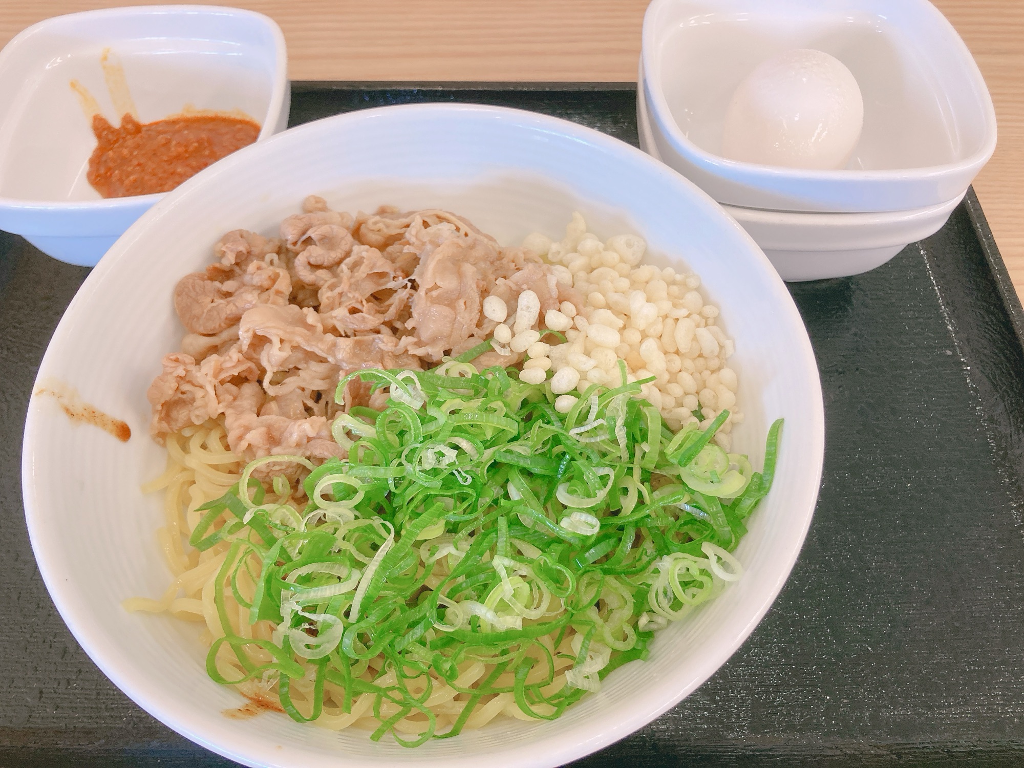 「吉野家・牛玉スタミナまぜそば実食レビュー｜魚粉が際立つも“吉野家感”薄め」:ワインエキスパート・料理人の試食レポ | HAPPY SAKELIFE